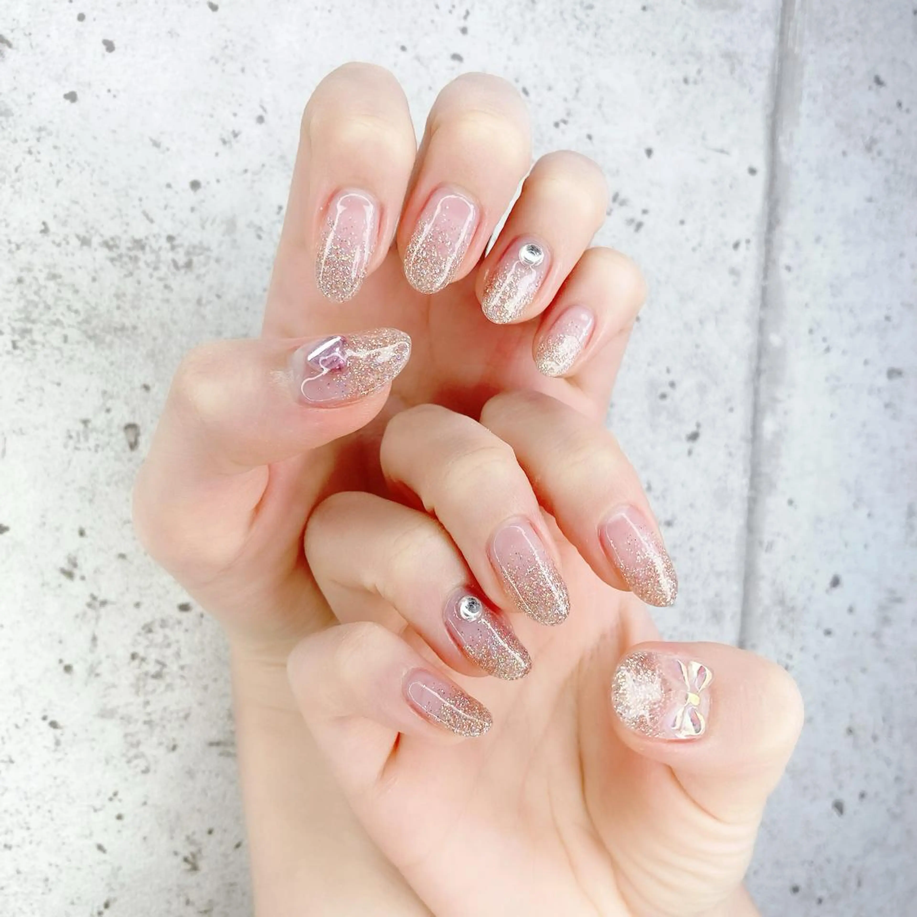 ピンクブラウンのラメグラデーション 親指と薬指にポイントでパーツがかわいいです Instagra｜Nail K(Private Nail ...