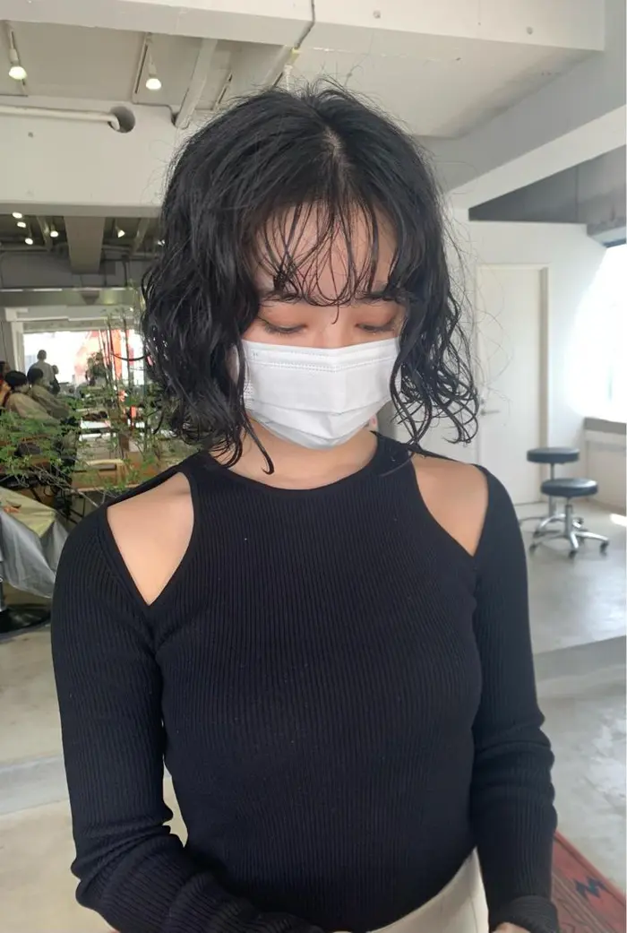 くるくるのボブボリュームパーマです！ あえて重くボリューム感を残しているスタイルです！ 強めにかけて｜パーマスタイル NARUMI(nuu fem所属)のヘアカタログ ...