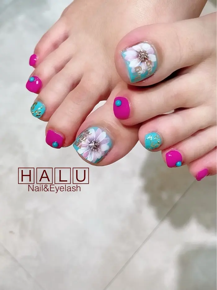 目が覚めるビビットカラー×お花｜HALU ハル(HALU所属)のネイルデザイン(20250720140304)｜ミニモ