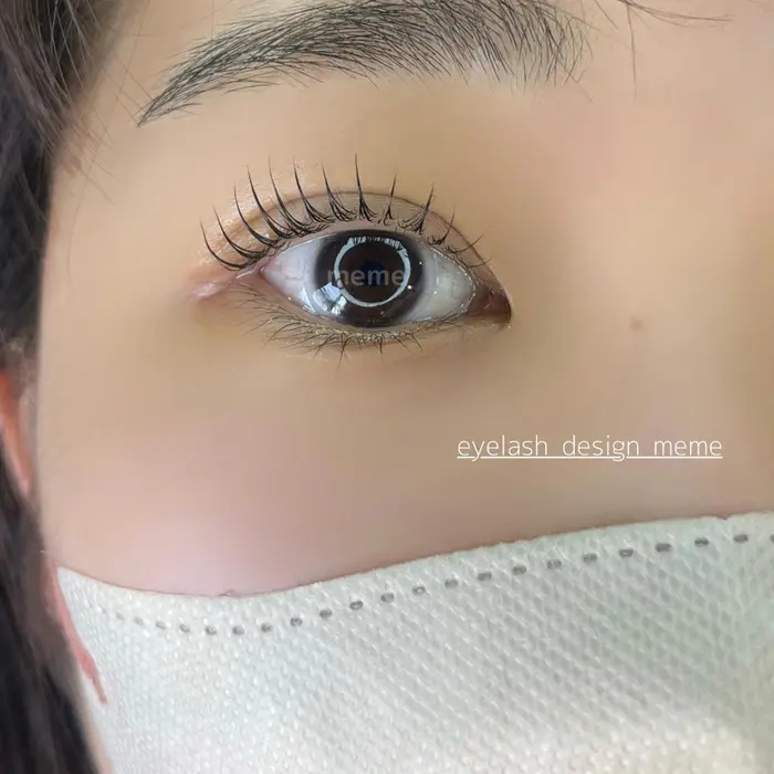 根本立ち上げ 中間から毛先にかけてゆるいカールもつけてるので 下を向いた時も伏し目が可愛いデザイン｜meme erinaのマツエクデザイン ...