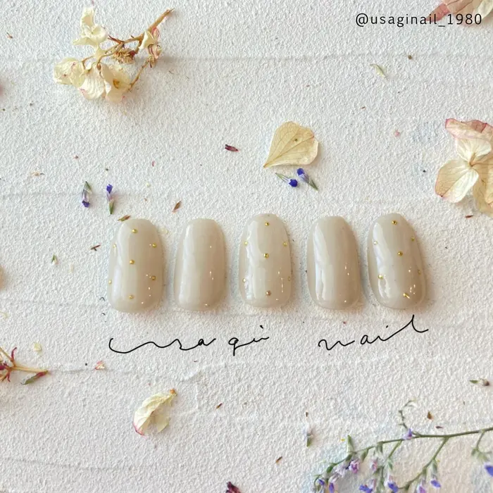 #ドットネイル #ドットスタッズ #スタッズネイル #シンプルネイル #オフィスネイル #ちび爪 #｜usagi nailのネイルデザイン ...
